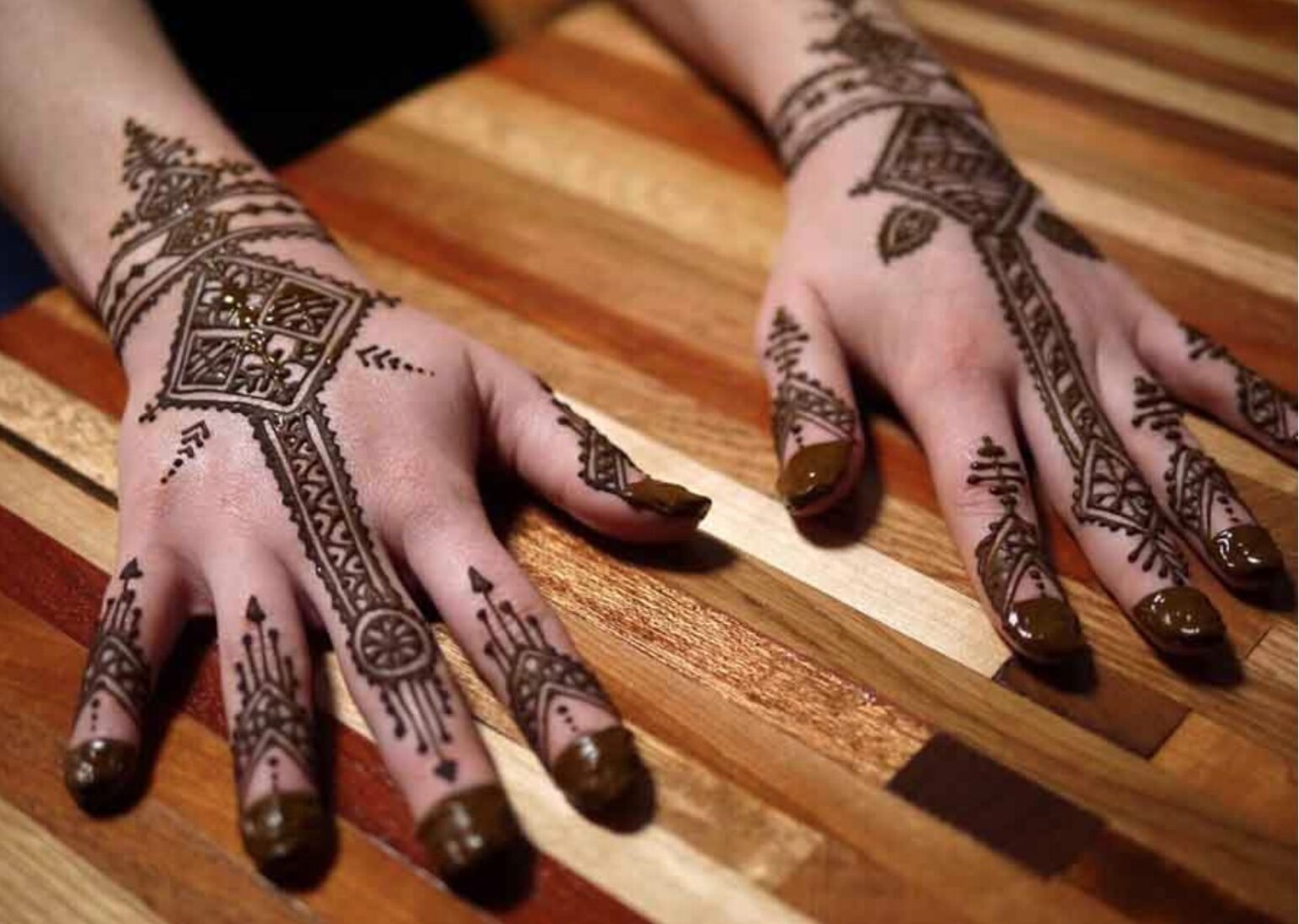 Moroccan Henna: The Art of Colors and Traditional Designs